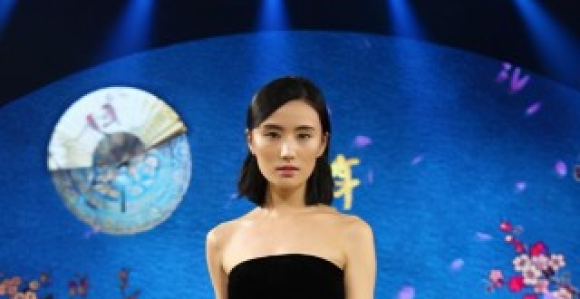 Susie出局！李亚鹏官宣小19岁超模冠军新欢，气质似菲姐_腾讯新闻