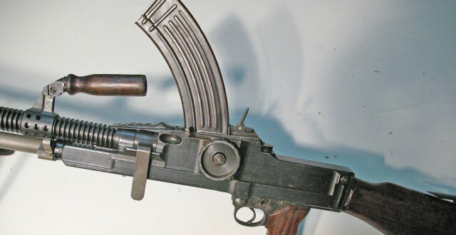 抗战神器，吊打日军的ZB26轻机枪：弹匣到底是直的还是弯的？_腾讯新闻