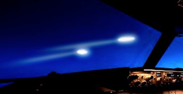 像导弹的不明物体飞越美国航空客机上方 飞行员空中对话曝光_腾讯新闻