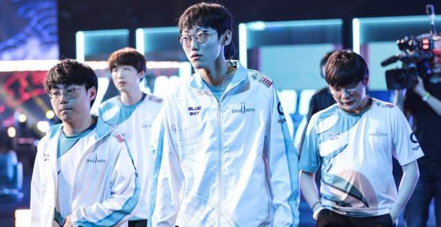 S10冠军DWG的夺冠之路深度解析：隐忍的AD与游走的辅助_腾讯新闻