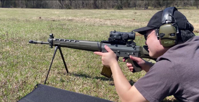瑞士SIG SG550突击步枪，配备瞄准镜与支架射击测试，后坐力不小_腾讯新闻