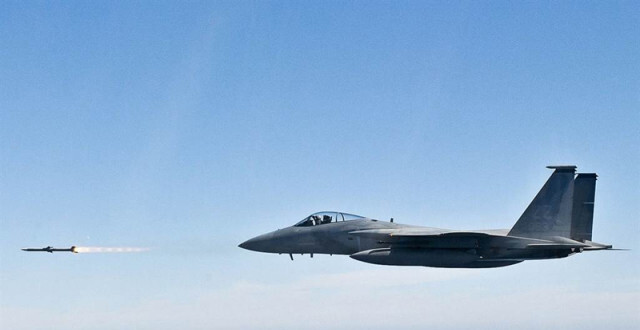 AIM-120射程终于超越“不死鸟”？美军费力打破纪录，实属没办法_腾讯新闻