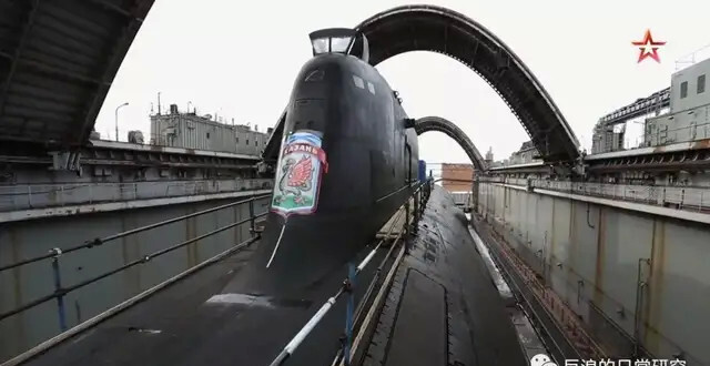 普京喜提“大洋杀手”！首艘885M核潜艇入役，又领先中国海军了？_腾讯新闻