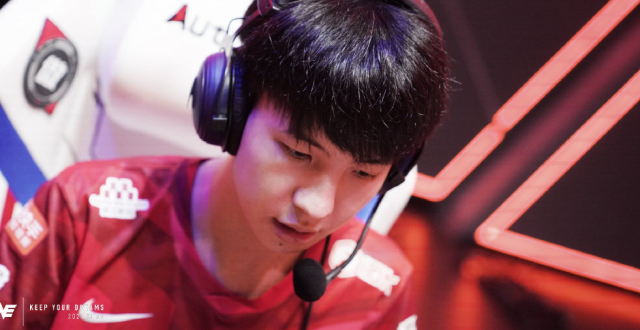 Senaky和Mayumi发布汉服照！WE解释旧梦新ID“ELK”含义_腾讯新闻