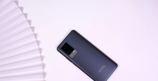 iQOO8评测：颜值与实力并存 要做体验最稳的直屏旗舰_腾讯新闻