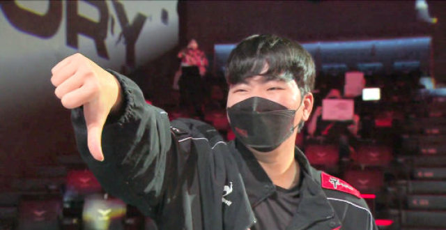 LOL传奇落幕，NS中单二度碾压Faker，称Knight才是最强选手_腾讯新闻