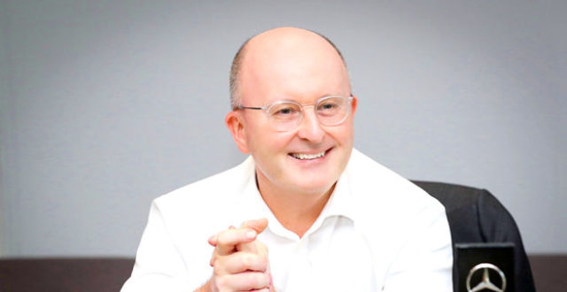 对话杨铭：巨变时代 “洞察客户”是奔驰不变的本质_腾讯新闻