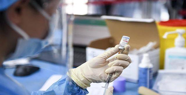 追赶新冠变异毒株，全球竞逐“广谱中和抗体”研发_腾讯新闻