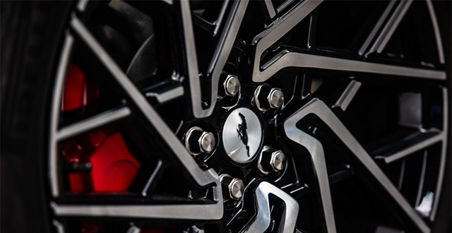 “电马”也是马！福特Mustang Mace-E上赛道感觉如何？_腾讯新闻