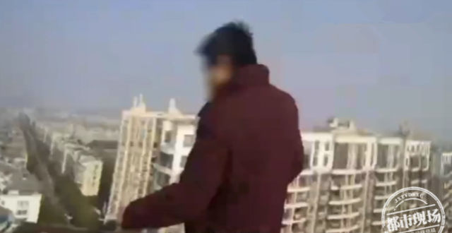 男子在楼道内徘徊，还走上14楼天台，邻居看监控吓到报警_腾讯新闻