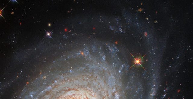 哈勃太空望远镜捕捉到壮观的螺旋形星系NGC 976_腾讯新闻