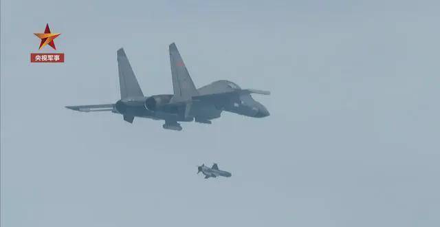 歼-16：罕见发射KD-88反舰导弹，空军开始承揽海军干的反舰活_腾讯新闻