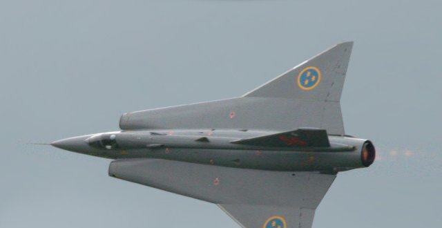 J35究竟是一架怎样的战斗机？能飞眼镜蛇机动，气动布局非常前卫_腾讯新闻