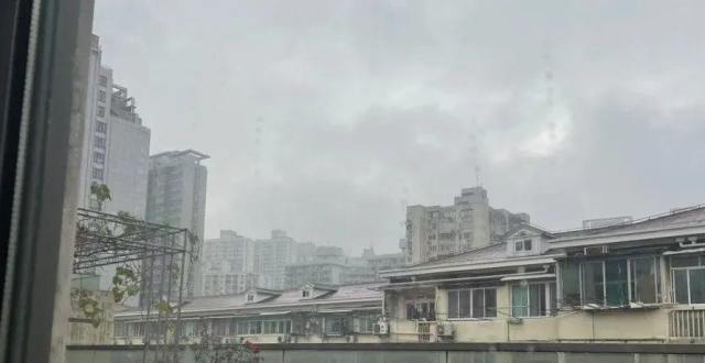 上海大雨来袭！气温将现“大跳水”！早高峰路上的你还好吗？_腾讯新闻