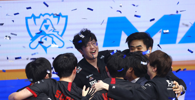 EDG夺冠背后：青训生涯如“行尸走肉”，月薪六千，有人最终被迫转代练_腾讯新闻