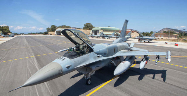 希腊空军F-16战机通过复合挂架配备隐形制导炸弹 目标锁定土耳其_腾讯新闻