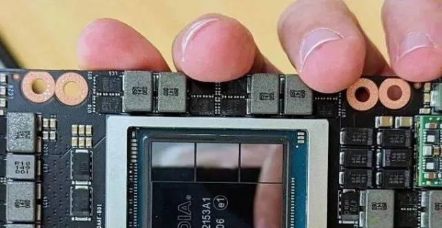 NVIDIA H100 SXM实物曝光核心面积814mm²，80GB HBM3显存_腾讯新闻