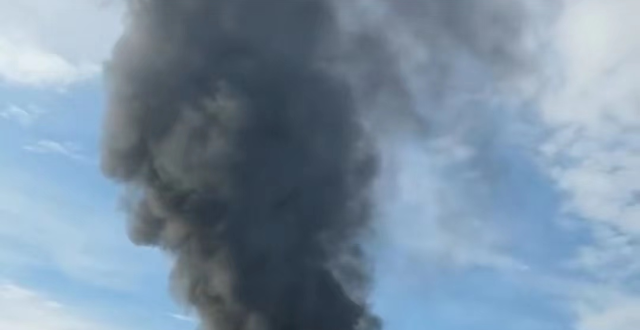 藏航TV9833在重庆机场冲出跑道起火，乘客：身体被狠狠甩到一侧，看到飞行员跳出时扭了脚_腾讯新闻