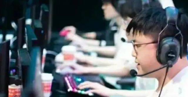 “Uzi的kr Dog图”火了，口碑风评直接逆转，RNG粉丝夸赞先见之明_腾讯新闻