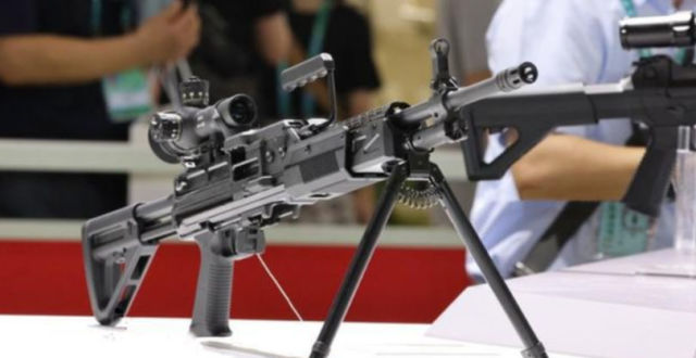 舍弃弹鼓供弹轻机枪，采用弹链弹匣双路供弹轻机枪，我军步兵班火力明显提升_腾讯新闻