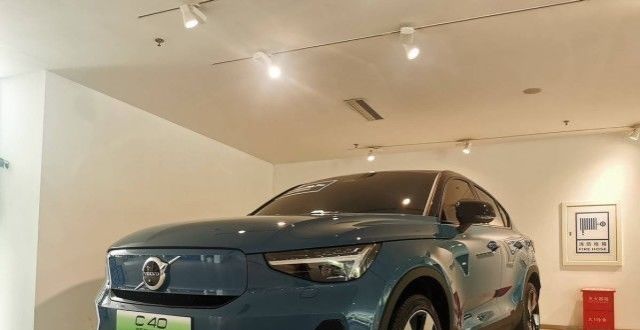 30万级纯电豪华SUV，沃尔沃C40到店实拍，4.7秒破百_腾讯新闻
