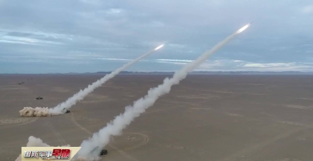PCL-03型远程多管火箭炮精准“狙杀”多个目标_腾讯新闻