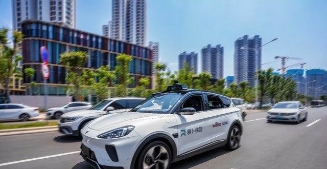 Robotaxi商业化今起“真运营”，武汉重庆“车内无人”开跑_腾讯新闻