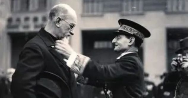 1938年2月12日，法国驻华大使那齐雅在上海法租界麦兰广场检阅驻沪法国海陆军、巡捕队伍暨授勋典礼_腾讯新闻