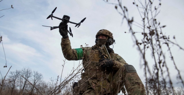 乌军小队秀巴赫穆特无人机巷战：核心装备竟是某疆无人机和平板_腾讯新闻