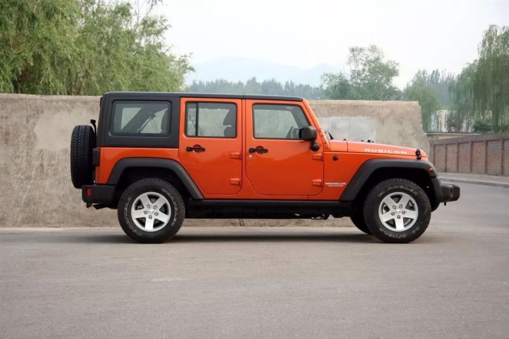 jeep红色越野车女-千图网