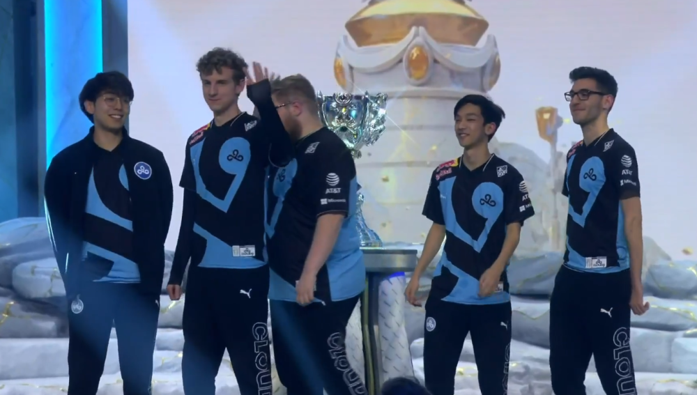 C9快乐阵容青龙刀武器一波终结HKA，解说调侃：爹来了！