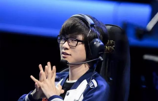 Faker铁憨憨形象坐实，对着电脑拍手傻笑的男人，真的是大魔王？