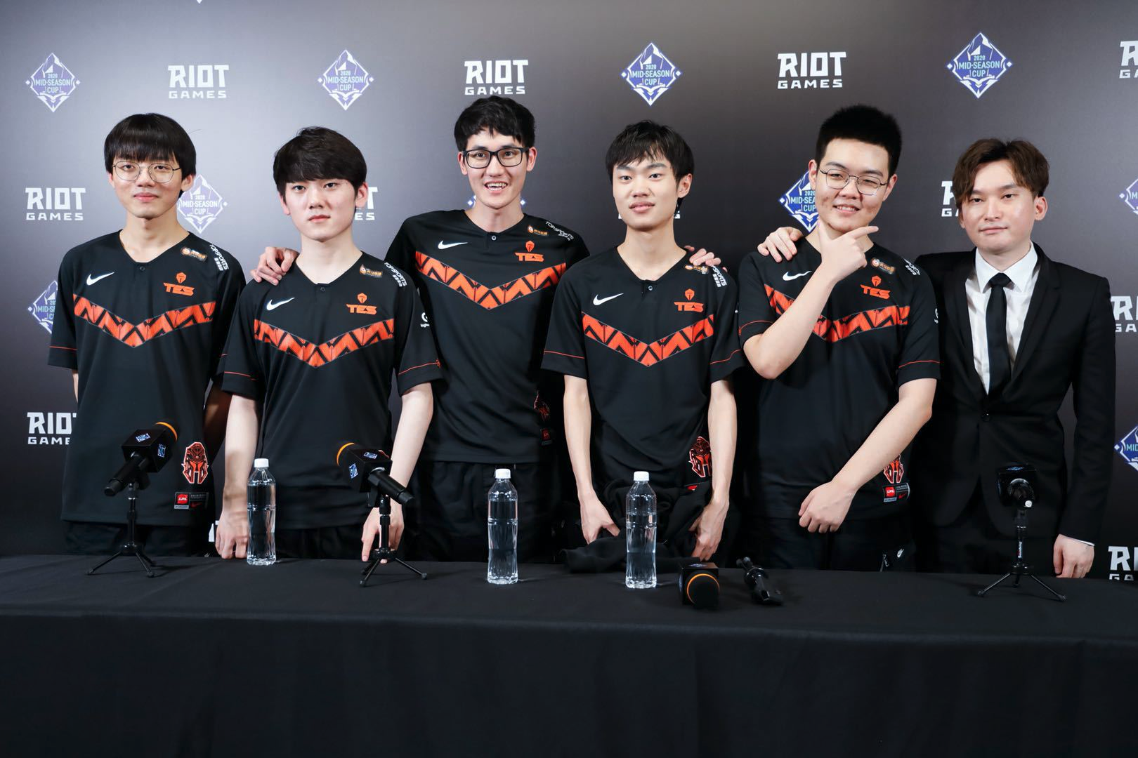 Knight谈TES四连胜：我们也没定连胜多少局，只是想拿到常规赛第一