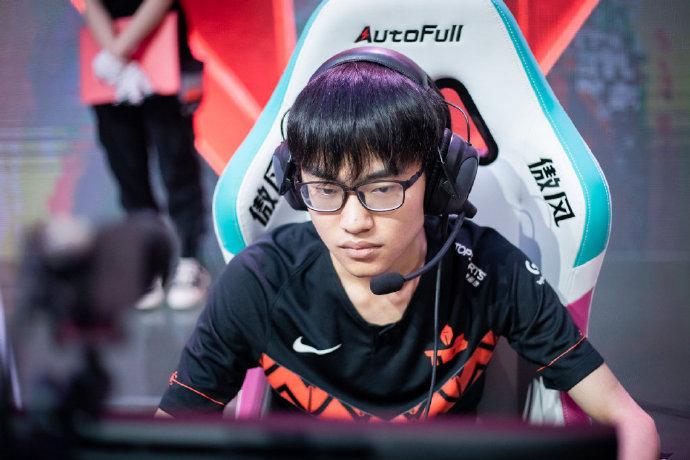 Knight是New介绍打职业的，还是通过New前任女朋友弯小弯认识的