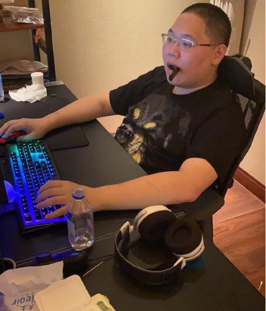 PDD因祸得福？术后恢复瘦了一大圈，瞬间年轻十岁堪比整容！