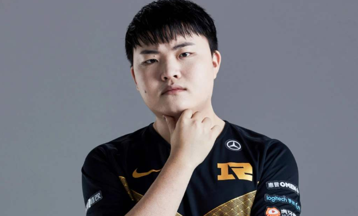 Uzi斗地主上演经典复刻：“12张牌你能秒我”？边举报官方，边笑