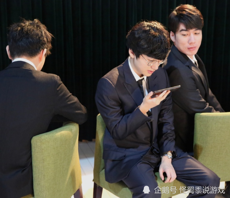 PDD评价LGD中野：一个年龄大但不会影响发挥，一个打比赛的表现太离谱