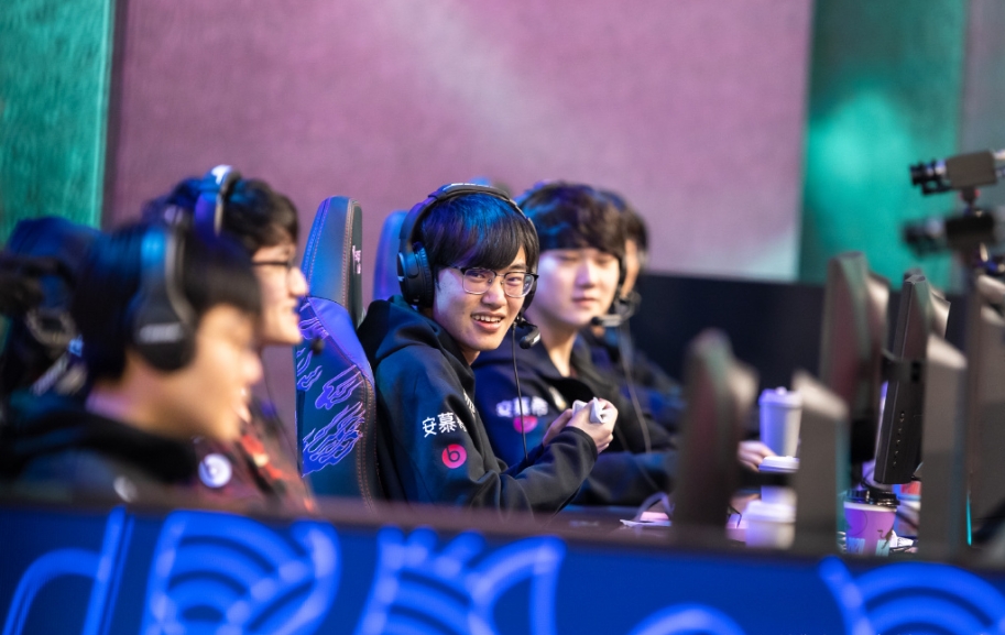 Knight个人微博遭到网友爆破，网友怒喷：太怂了，还不如小虎