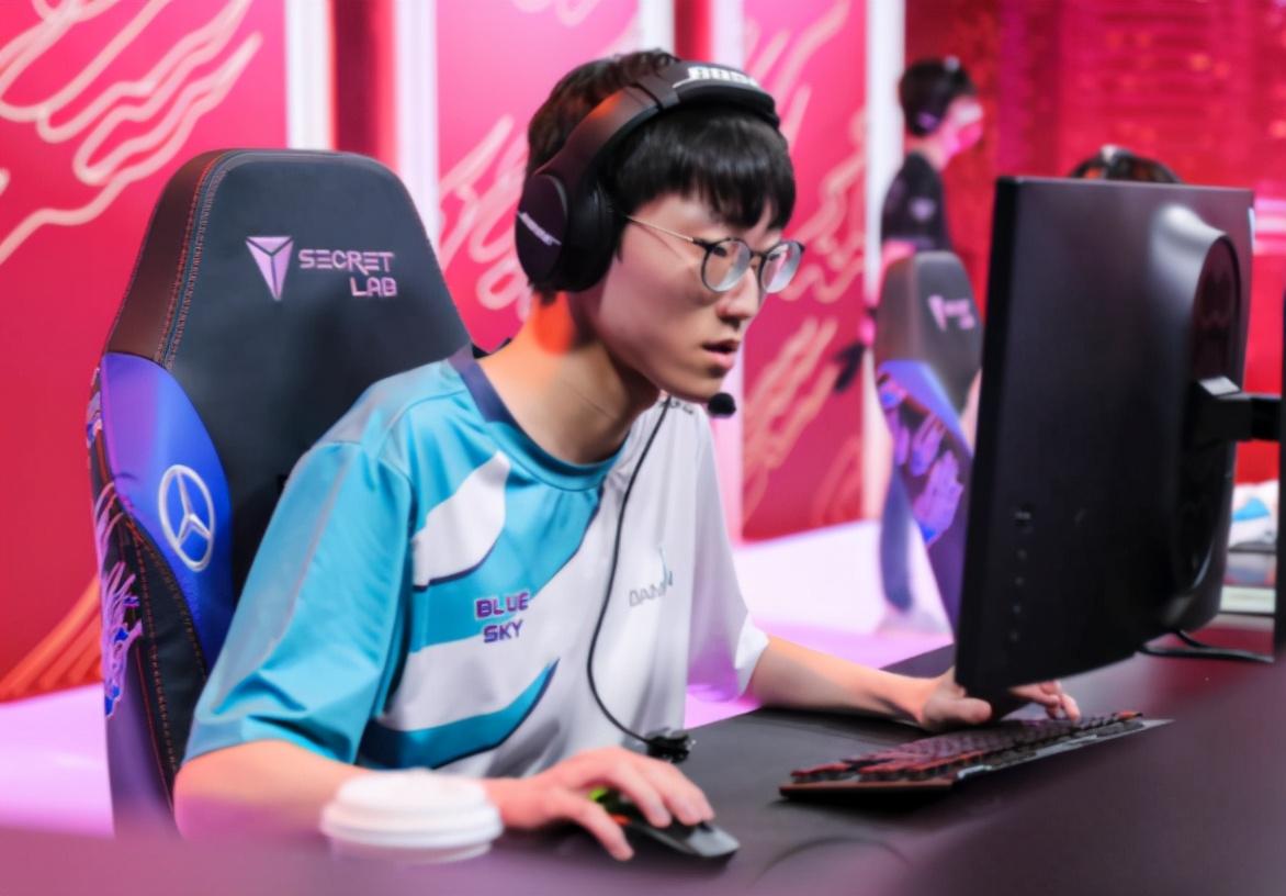 LOL：新赛季旅程将至，T1战队有大动作，急求顶尖上单选手