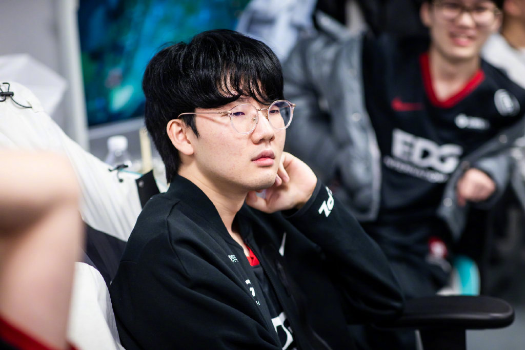 EDG八连胜，国外网友热议：阵容无可挑剔，打破世界赛魔咒就在今年了！