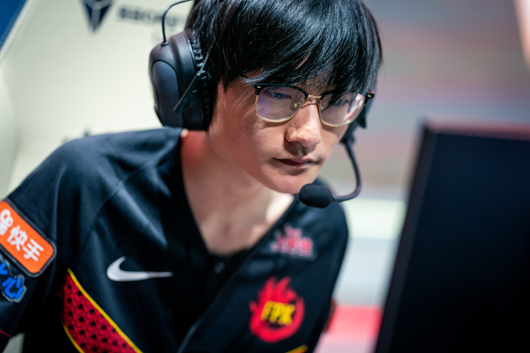 FPX选手昨晚集体开播，前后态度反差让网友生疑：表演痕迹太重，太刻意了