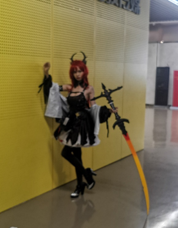 明日方舟 42姐不光在游戏里强的不行，她的COS作品也让人眼前一亮