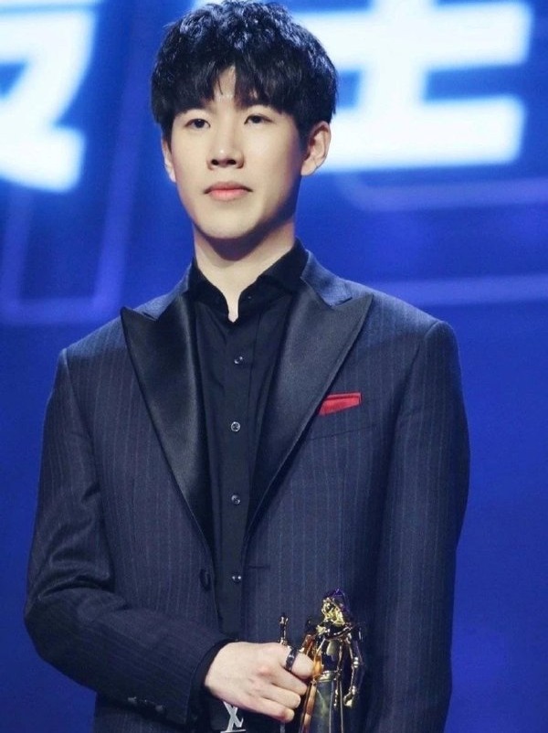 Theshy发文解释归队迟到，身在韩国我很焦急，但俱乐部有人不急