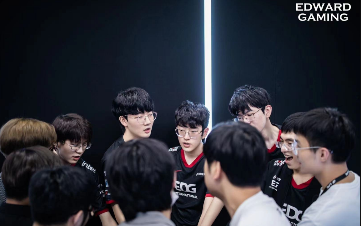 JieJie豪取五杀，EDG回归积分榜第一名，网友：还是不看好