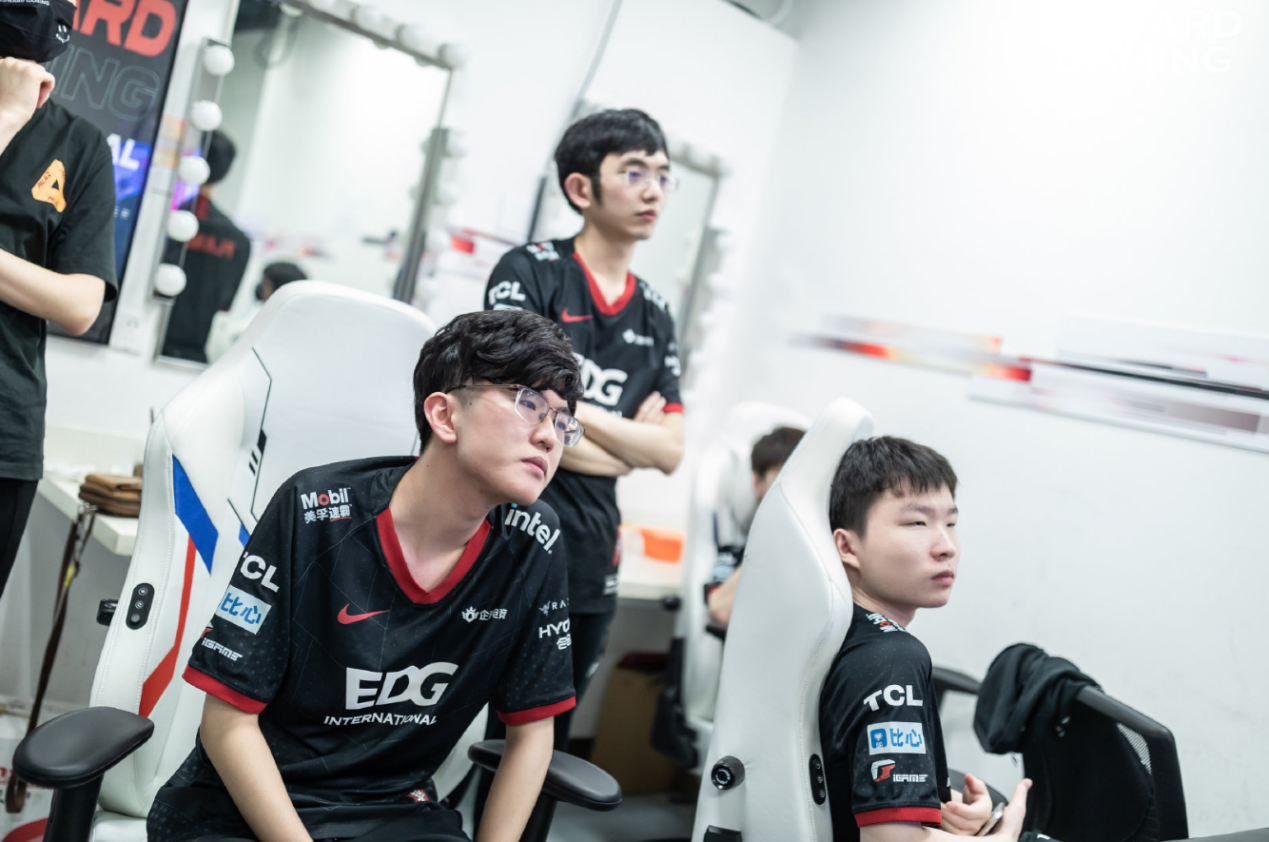 JieJie豪取五杀，EDG回归积分榜第一名，网友：还是不看好