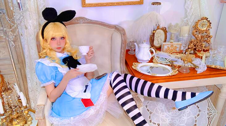 迷你世界CosPlay表演赛，人气选手戴兔耳朵、穿斑马袜，萌态十足