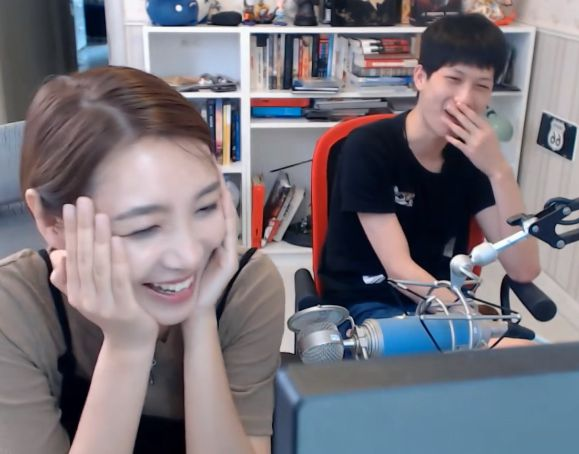 主播秀恩爱的最高境界，YJJ和女流梦幻手游狂撒狗粮