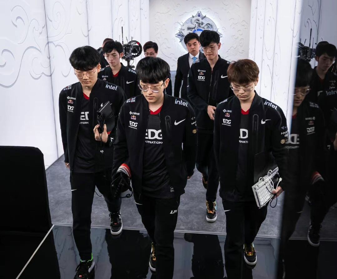 “两个3-0，两个2-1”LPL成暂时滴神，4支队伍出线无压力，Chovy身败名裂竞争Dade奖，成LCK异类