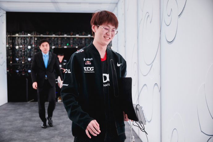 EDG终于战胜一次韩国队，最大的功臣是他大家应该没有异议吧！