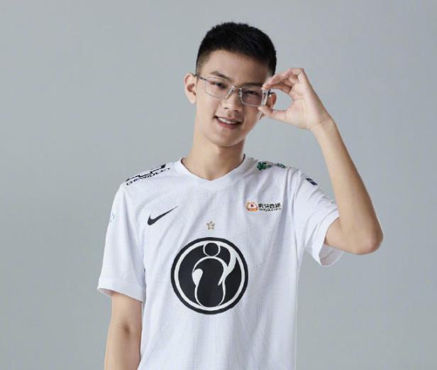 “继Theshy和Rookie后，wink也宣布离开IG”，本人发文官宣：溜了溜了